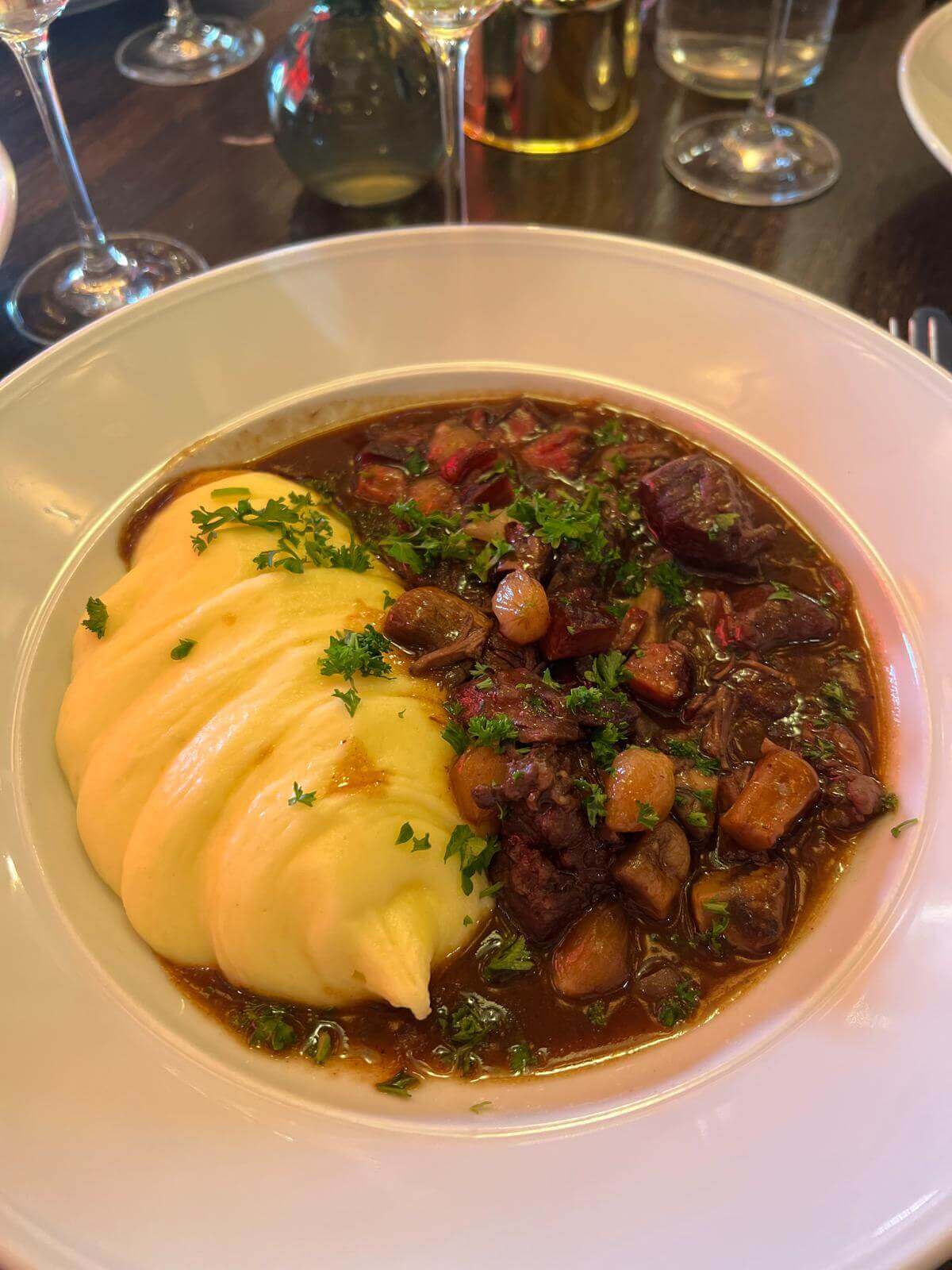 Boeuf Bourguignon med Potatismos – Recept på Fransk Gryta